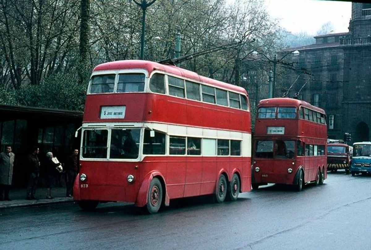 Double-Deckers en la calle Mayor - La Galerna
